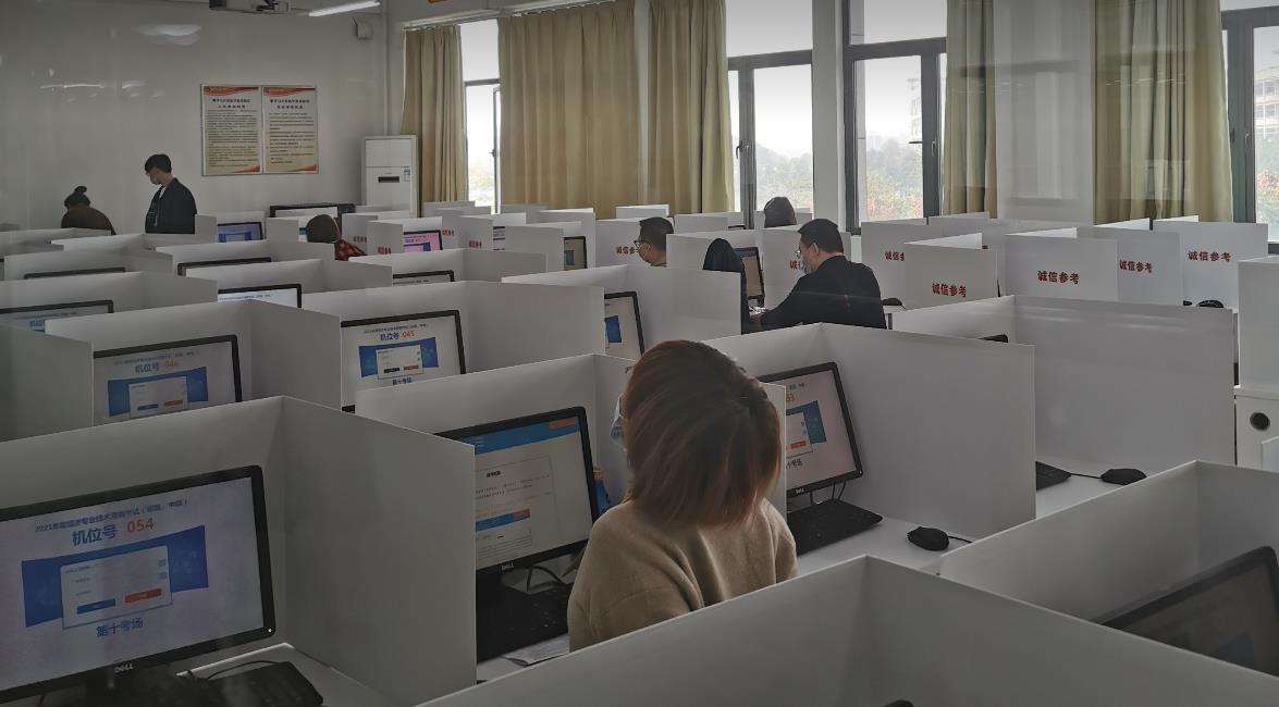 武汉纺织大学崇真楼南楼参加考试 Andy烧麦 成熟，聪明，豁达的人什么也不问 过去，现在，将来